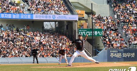 만원 관중 속 역투 펼치는 류현진