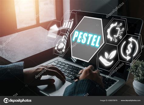 Pestel 정치적 경제적 문화적 기술적 환경적 화면에 Pestel 아이콘으로 노트북 — 스톡 사진 © Mcstockphoto