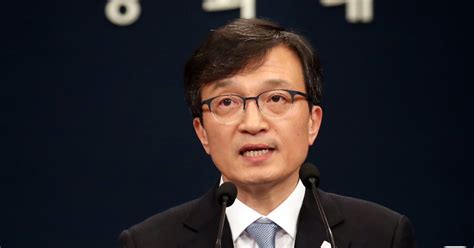 첫 브리핑하는 김의겸 신임 청와대 대변인