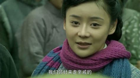 孙晓雨正在采办成亲用的东西，老百姓们送给孙晓雨鸡蛋和一些日用品表示自己的心意。这时候小鬼子开车车来到村子里，要带走所有女孩 Youtube