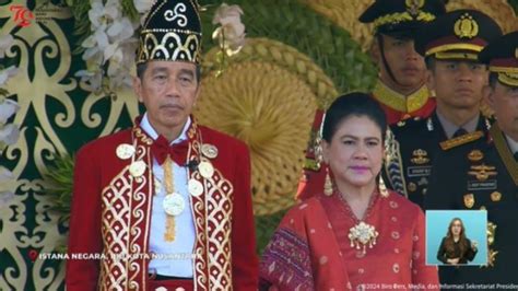 Jokowi Pakai Baju Adat Banjar Kalsel Dalam Upacara Penurunan Bendera Di IKN