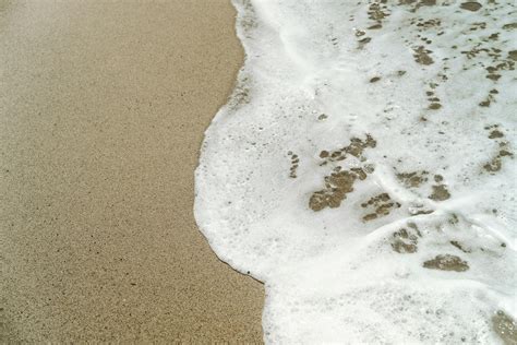 경치 고요한 구름 그림 같은 매우 훌륭한 모래 목가적인 물 물이 있는 경치 밀물과 썰물 바다 바다 경치 반사 발자국 새벽 새벽 빛 서핑하다