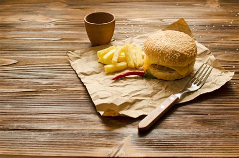 튀긴된 감자와 칠리 소스 텍스트에 대 한 공간을 가진 나무 배경에 공예 종이에 치즈 버거 0명에 대한 스톡 사진 및 기타 이미지 0명 감자 요리 감자튀김 Istock