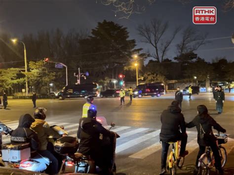 李家超傍晚抵達北京乘專車往釣魚台國賓館 據悉周五向領導人述職 RTHK