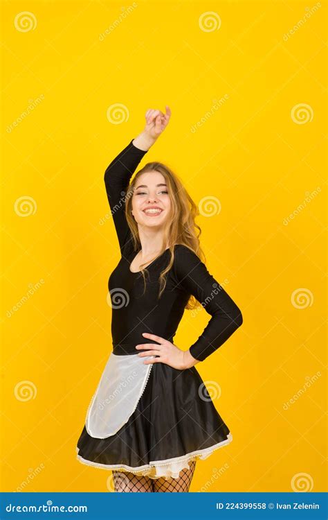 Bella Donna Sexy Vestita Da Cameriera Fotografia Stock Immagine Di