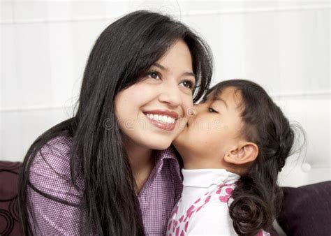 Petite Fille Embrassant Sa Maman Photo Stock Image Du Généalogie