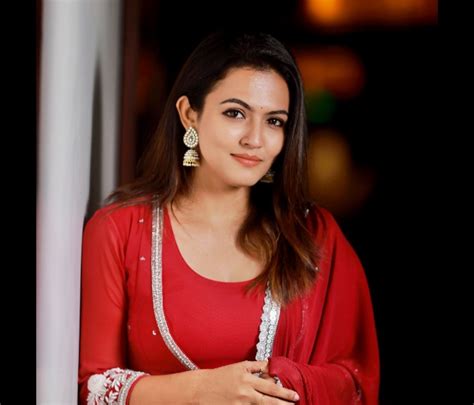 ஆண் நண்பருடன் அந்த மாதிரி படத்திற்கு சென்ற டாடா பட நடிகை திட்டி தீர்க்கும் ரசிகர்கள்