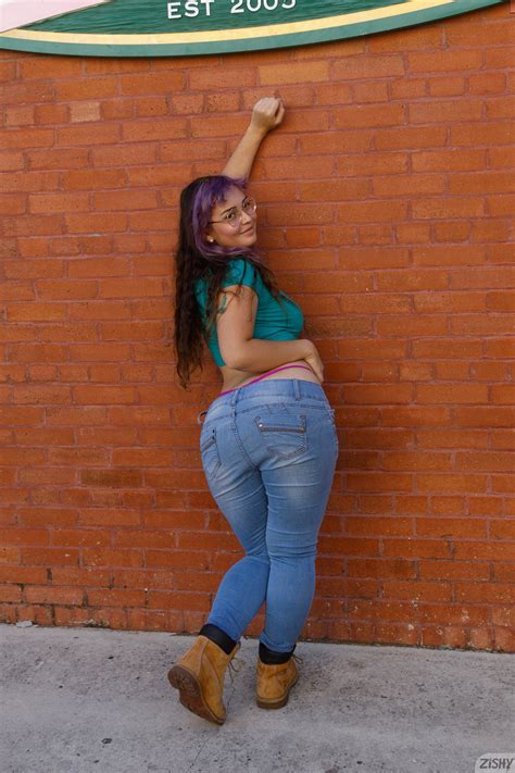 Bubble Butt Venus Gets Naked And Shows Her Nice Body Photos