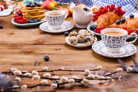 신선한 아침 커피와 아침 식사에 대 한 수 제 파이입니다 낭만적인 아침과 봄 꽃에 대 한 맛 있는 음식 부활절과 집 편안 함에 대 한 개념입니다 0명에 대한 스톡 사진 및