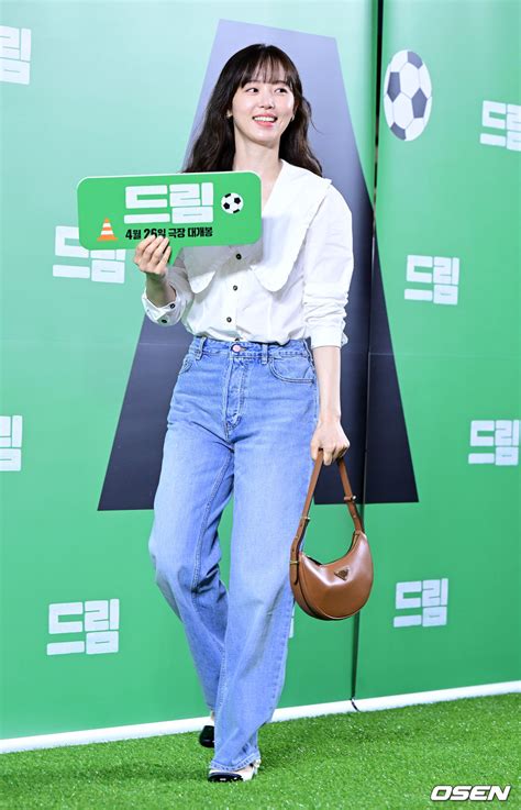 사진 강한나 미소 머금고