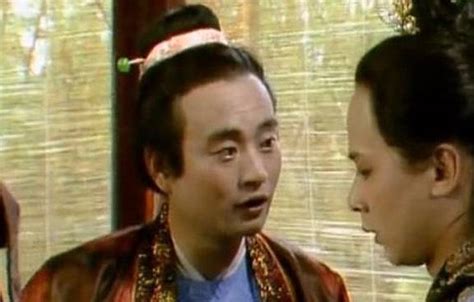 云儿为何会知道袭人这从贾宝玉和贾芸的聊天内容中可知一二 薛蟠 丫鬟 事情