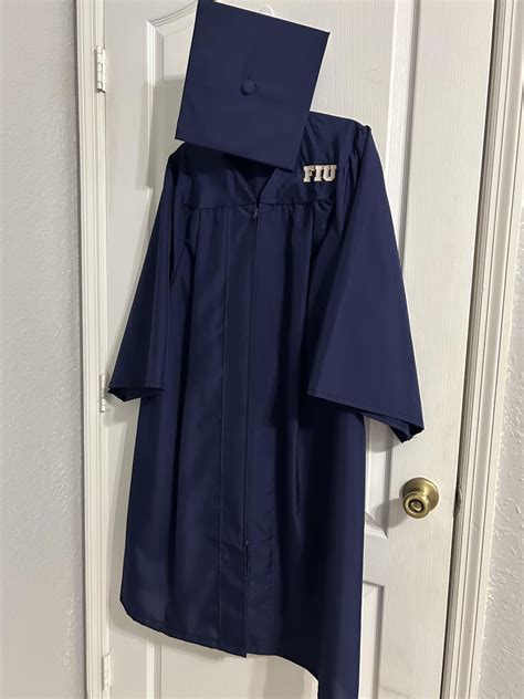 Selling Cap And Gown R Fiu