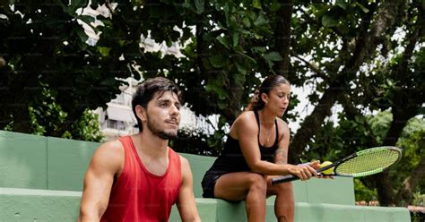 테니스 라켓을 들고 계단에 앉아 있는 남자와 여자 사진 Unsplash의 라켓 이미지