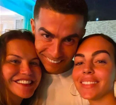 Cr7 Posa Com Namorada E Irmã Em Meio A Críticas De Portugueses Que O