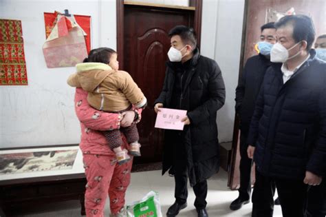 开封市副市长刘震走访慰问困难群众情况老人一行