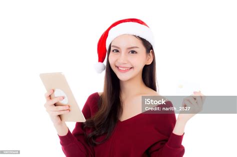 아름 다운 아시아 젊은 여자 쇼핑 신용 카드와 지주 태블릿 크리스마스 휴일에 지불 흰색 배경에 고립 된 여자 고객에 대한 스톡 사진 및 기타 이미지 Istock