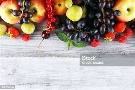 열대 과일 배경 나무 배경에 딸기 포도와 체리와 많은 다채로운 잘 익은 과일 0명에 대한 스톡 사진 및 기타 이미지 0명