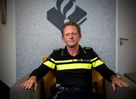 Rotterdamse Politie Zet Extra Agenten En Autos In Om Avondklok Actief