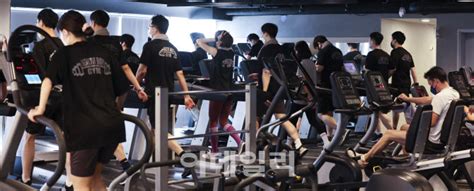 [포토]운동하는 시민들로 북적이는 헬스장