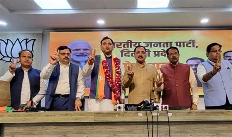 Mcd सदन की अहम बैठक से पहले Aap को बड़ा झटका पार्षद पवन सहरावत Bjp में