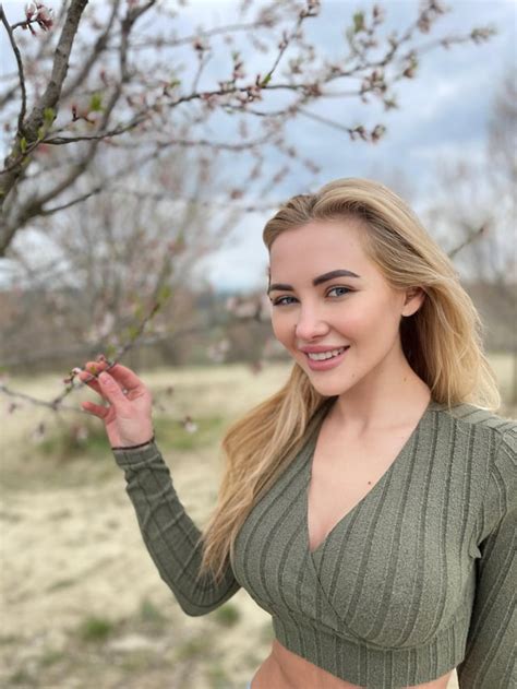 Cute College Girl R2busty2hide