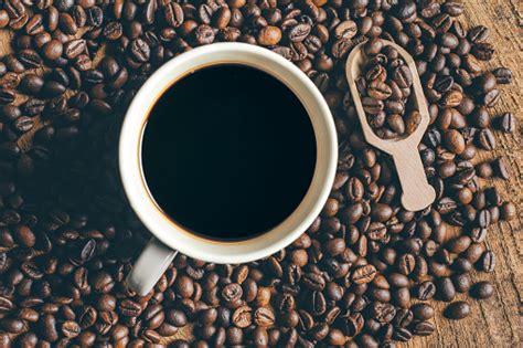 커피 콩 오래 된 나무 배경의 더미에 흰색 세라믹 머그잔에 블랙 커피 0명에 대한 스톡 사진 및 기타 이미지 0명 갈색 고풍스런 Istock