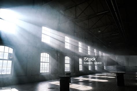햇빛을 오래 된 버려진된 산업 창 고 건물의 창을 통해 빛나고 창문에 대한 스톡 사진 및 기타 이미지 창문 창고 빛