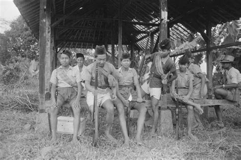 Indonesia Zaman Doeloe TNI Hijrah Dari Sukabumi Kedatangan Pasukan TNI Ke Tempat Berkumpul