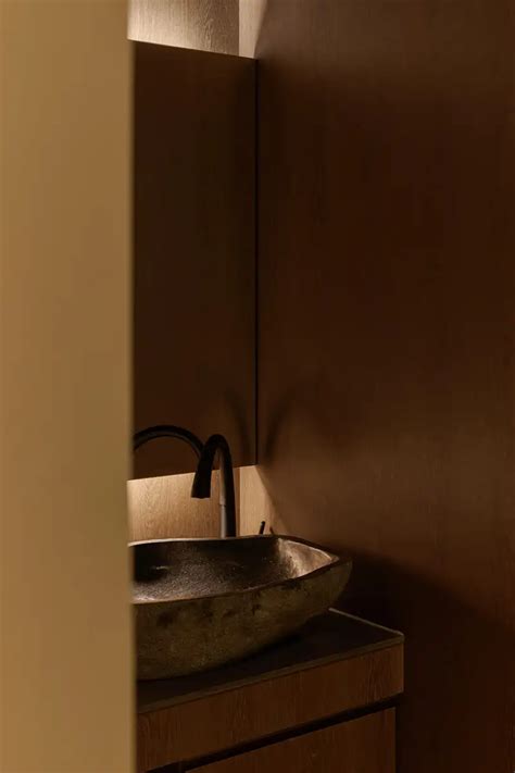 짙은 브라운 컬러와 주광색 조명을 사용해 아늑한 내부 18평 스파샵 인테리어 강남구 역삼동