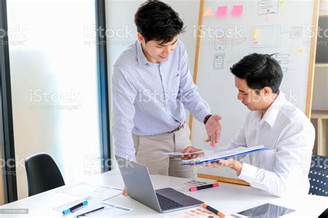 젊은 남자 디자이너는 웹 사이트 Ux Ui 응용 프로그램 개발에 함께 작업을 계획 2명에 대한 스톡 사진 및 기타 이미지 2