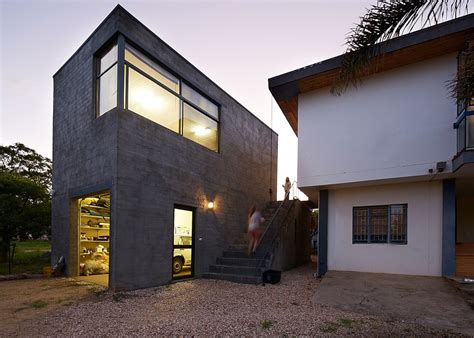 Phillip Lühl Uses Bagged Concrete Bricks For Namibia House Extensions