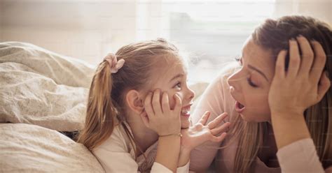 안 돼요 어머니와 딸이 침대에서 놀고 있다 사진 Unsplash의 세르비아 이미지