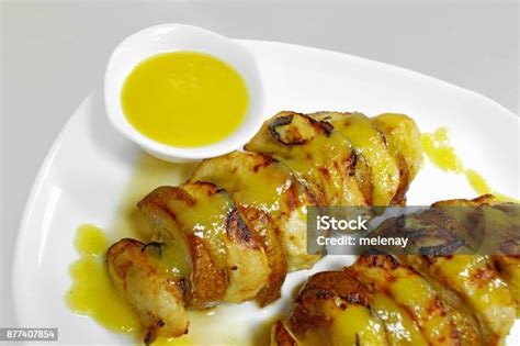 Fillet Ayam Panggang Dengan Pir Dan Saus Di Atas Piring Putih Foto Stok