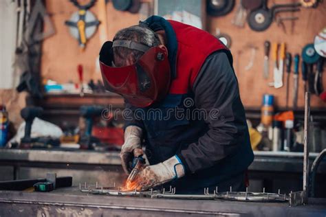 Welder Erecting Technical Steel Industrial Steel Welder In Factory