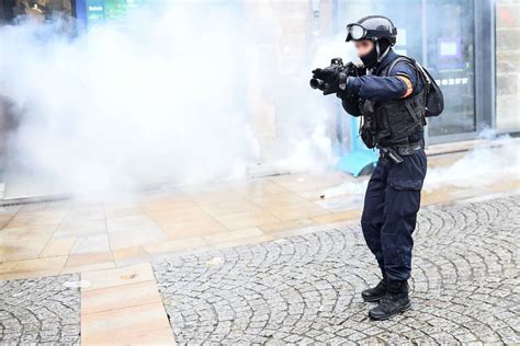 Violences Policières à Marseille Le Policier Qui A Visé Hedi Reste En