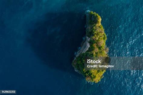 절벽이있는 바위가 많은 해변의 공중 무인 항공기 탑 뷰 샷 인도 바다 해안 텍스트 공간을 복사합니다 자연과 여행 배경 아름다운 자연 여름 휴가 여행 개념 파도가 튀어나온다