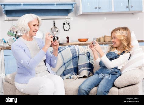 Oma Mit Enkelin Zu Hause Fotos Und Bildmaterial In Hoher Auflösung