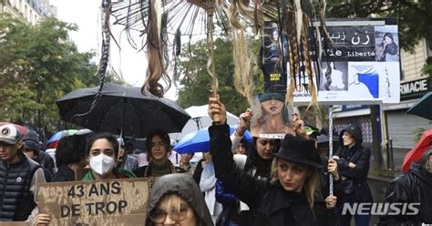 이란 시위 진압에 무차별 총격5명 사망·400명 부상