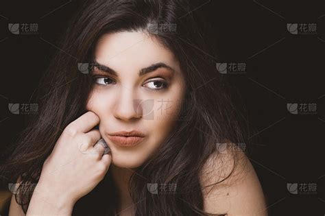 年轻美女摆姿势