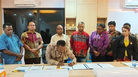 KPU Kota Sorong Pj Wali Kota Dan Bawaslu Tanda Tangani NPHD Ketua KPU Maksimalkan Tahapan