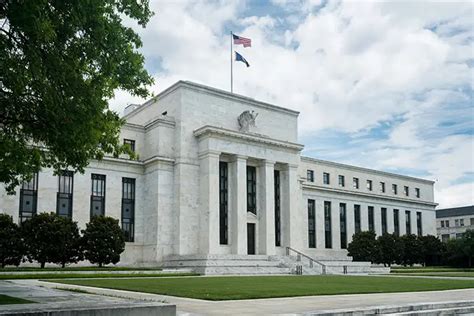 La Fed Baisse Son Taux Directeur De 025 Point Les Affaires