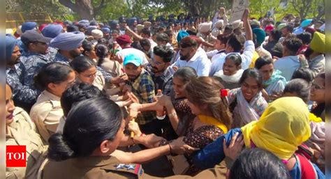 Protestors Manhandled In Punjabs Sangrur As Police Prevent Them