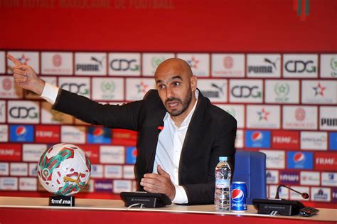 الركراكي يوضح حيثيات التوتر مع عميد منتخب الكونغو الديمقراطية