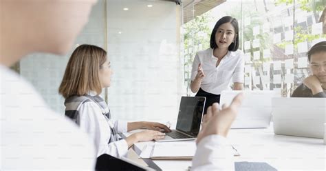 젊은 신생 기업 사업가 팀워크 브레인 스토밍 회의 비즈니스 팀워크와 교육 개념 사진 Unsplash의 성공 이미지