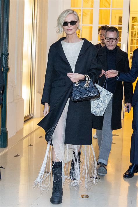 עוצרת נשימה גל גדות יפה מתמיד בשמלה שקופה Fashion Forward אופנה