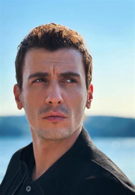 هل انفصل بيرتان أصلاني بطل مسلسل المتوحش عن خطيبته ؟ Et بالعربي