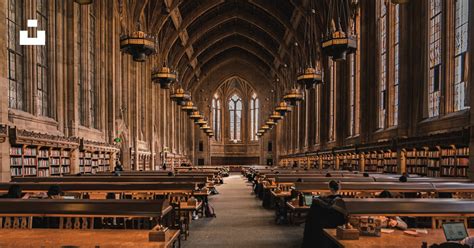 건물 내부의 갈색 나무 테이블 사진 Unsplash의 무료 미국 이미지