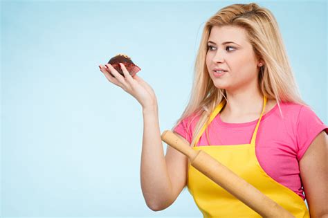 컵 케 잌은 회전 핀 앞치마를 착용 하는 소 쿠리를 들고 여자 달콤한 음식에 대한 스톡 사진 및 기타 이미지 달콤한 음식