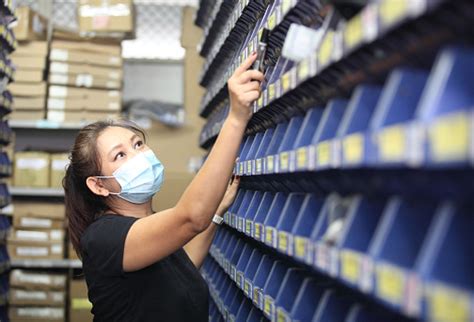 창고의 작업자는 바코드 스캐너를 사용하여 상자를 스캔하고 새로 도착한 상품을 분석합니다 창고에서 일하기 국제 수출 사업 개념 20 24세에 대한 스톡 사진 및 기타 이미지