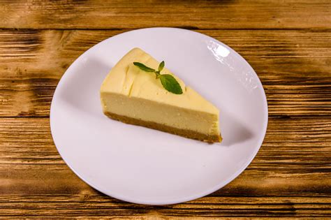 뉴욕 치즈 케이크와 나무 테이블에 민트의 잎 화이트 플레이트 0명에 대한 스톡 사진 및 기타 이미지 0명 건강한 생활방식